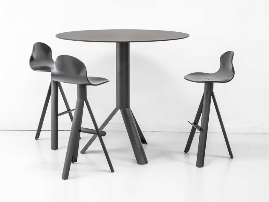 Tube table oval Maarten Baptist by Maarten Baptist